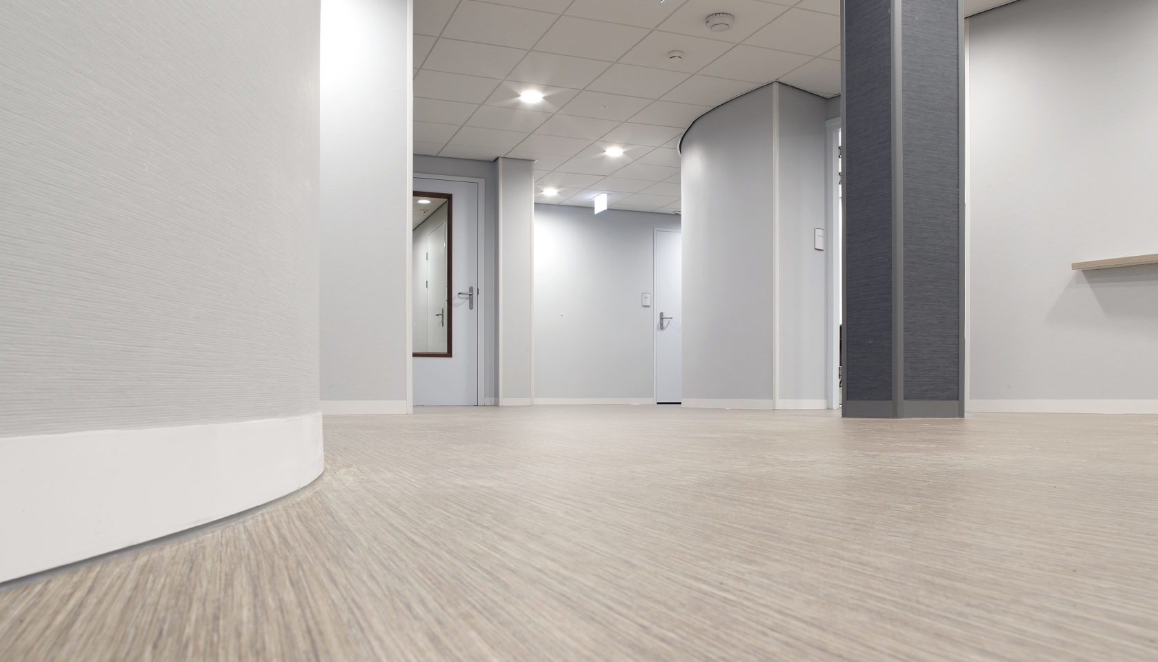 Plinten en profielen voor een strakke afwerking | Kuurman Groep